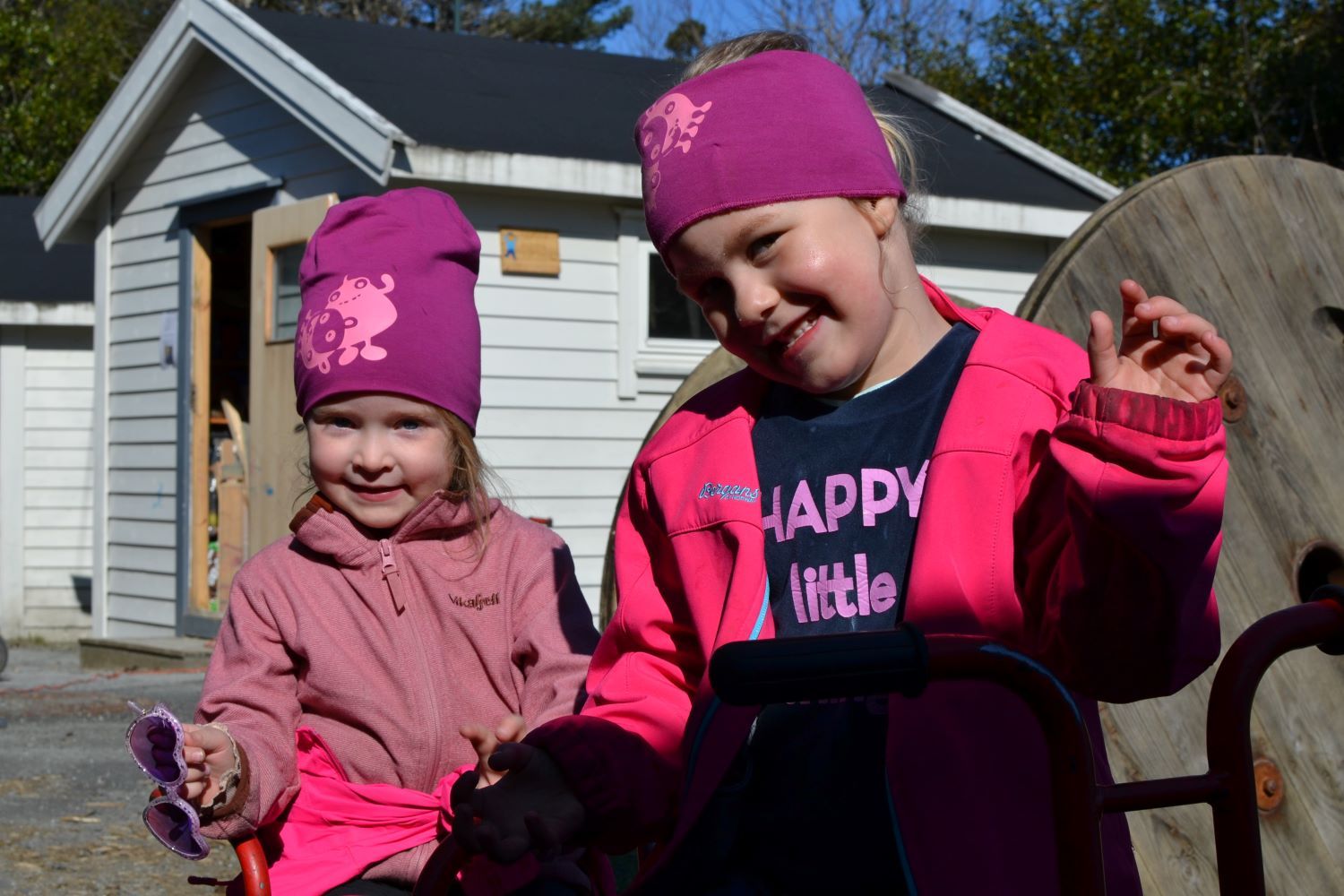 Josefine (4) og Emmeline (5) er endeleg tilbake i barnehagen: - Gøy å ...