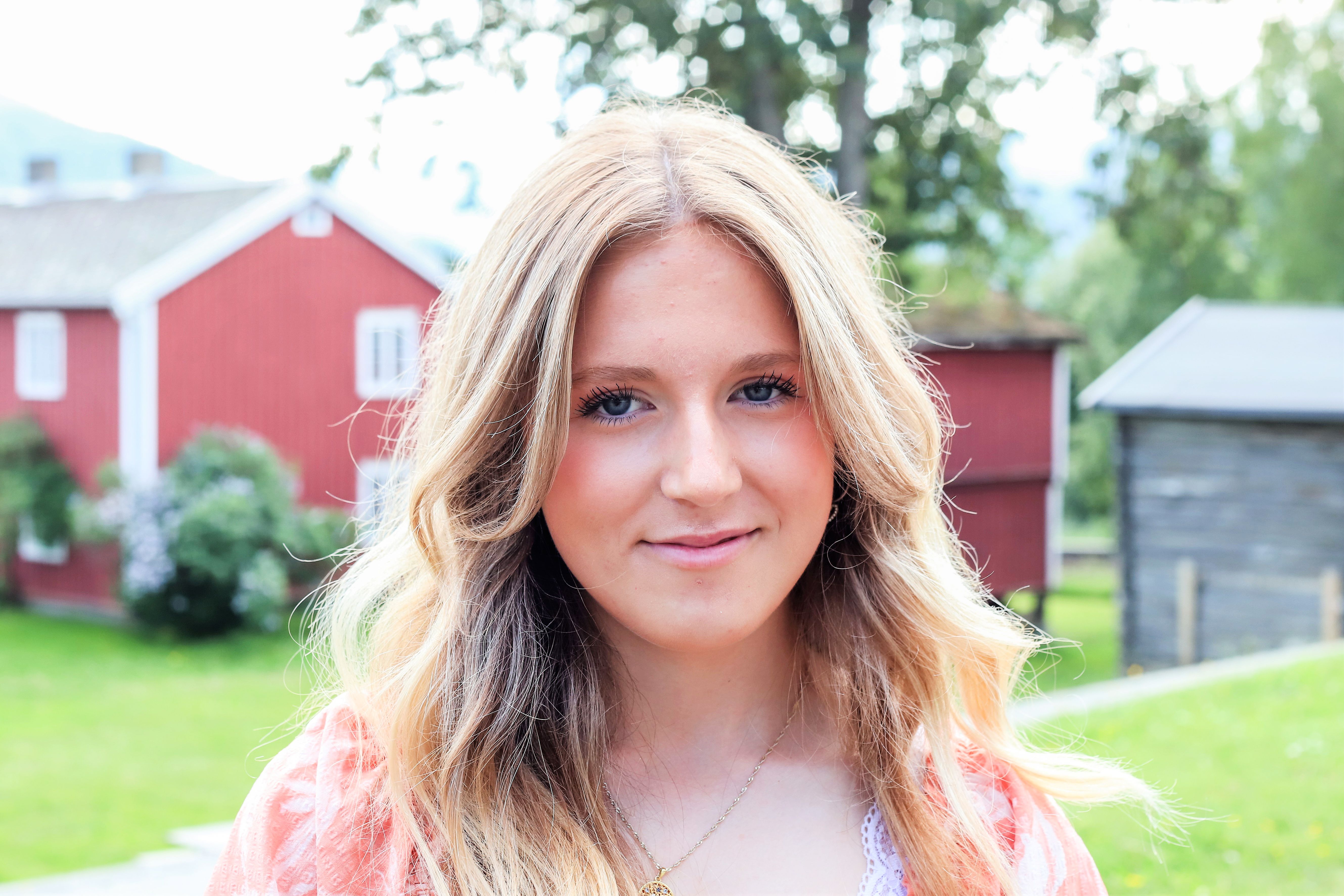 Maia (16) har sommerjobb på seter, og snart skal hun forsvare en sporty ...