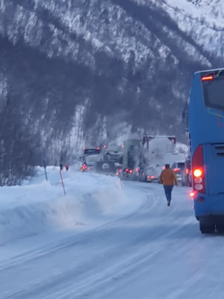 Lastebil kolliderte med gravemaskin, sjåfør sendt til sykehus ...