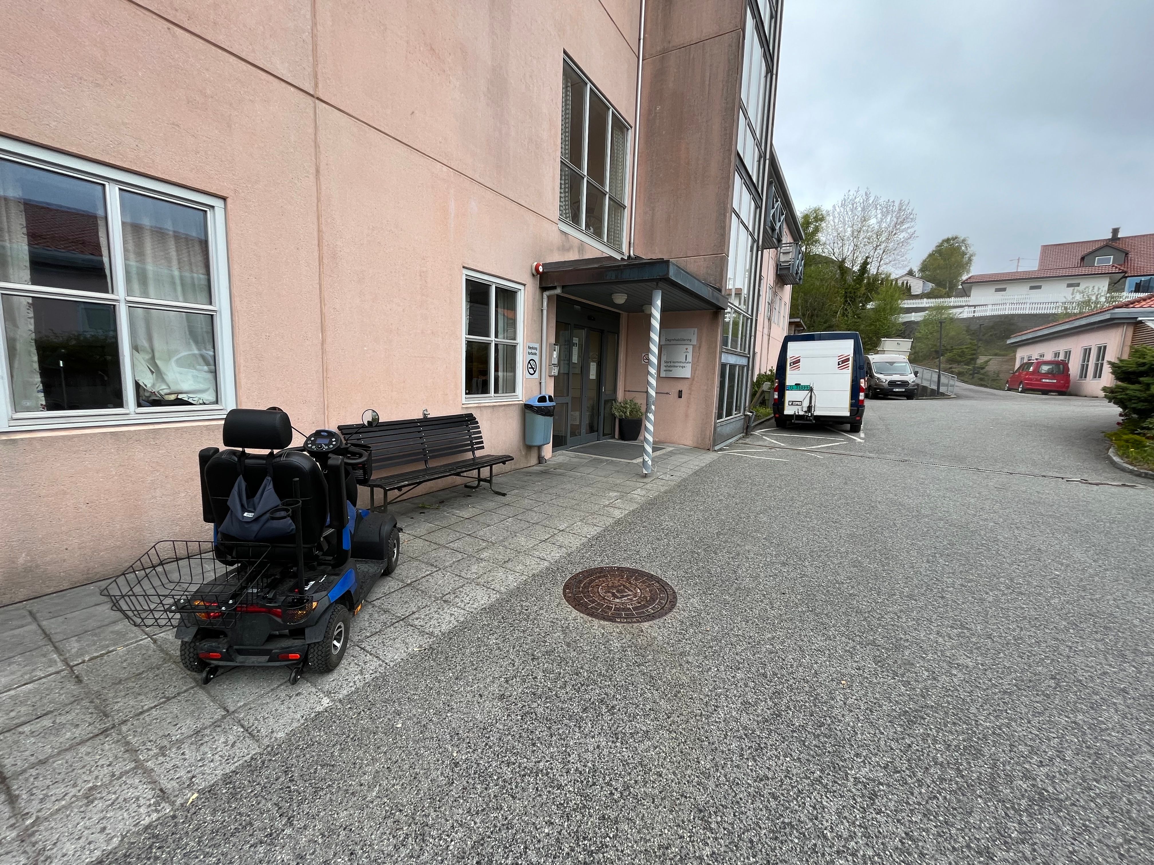 Tok imot hjelpe­middel for funksjons­hemma. Fekk parkerings­bot ...