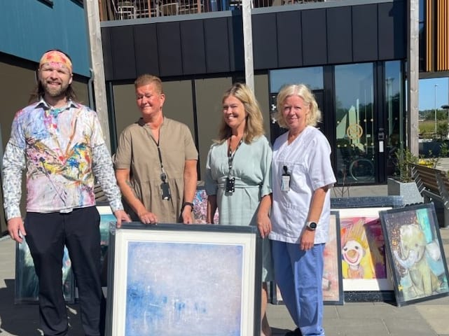 Kom på døra og donerte kunst: - Vi er overveldet - avisafroya.no