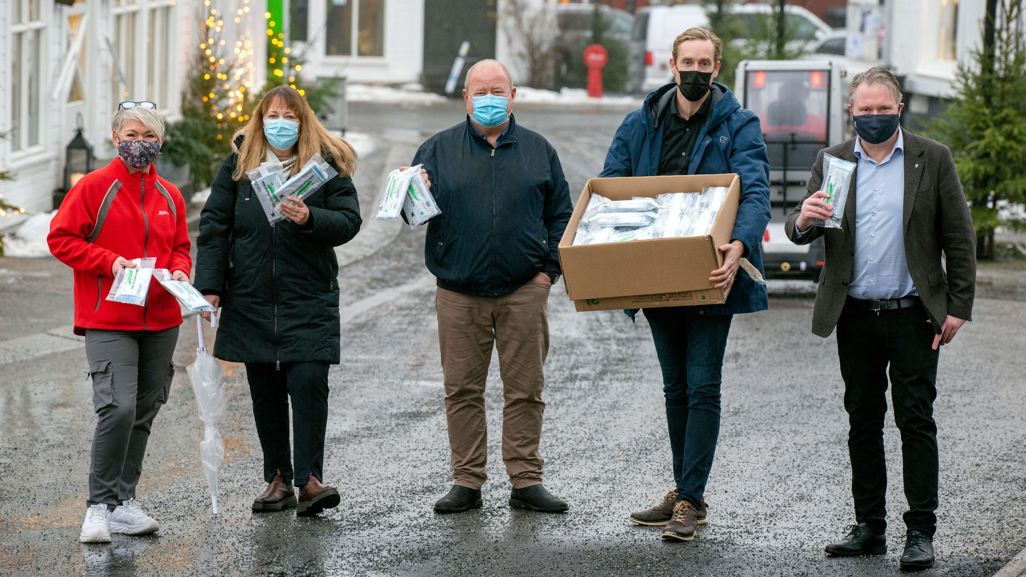 Deler ut 5.000 munnbind - lp.no