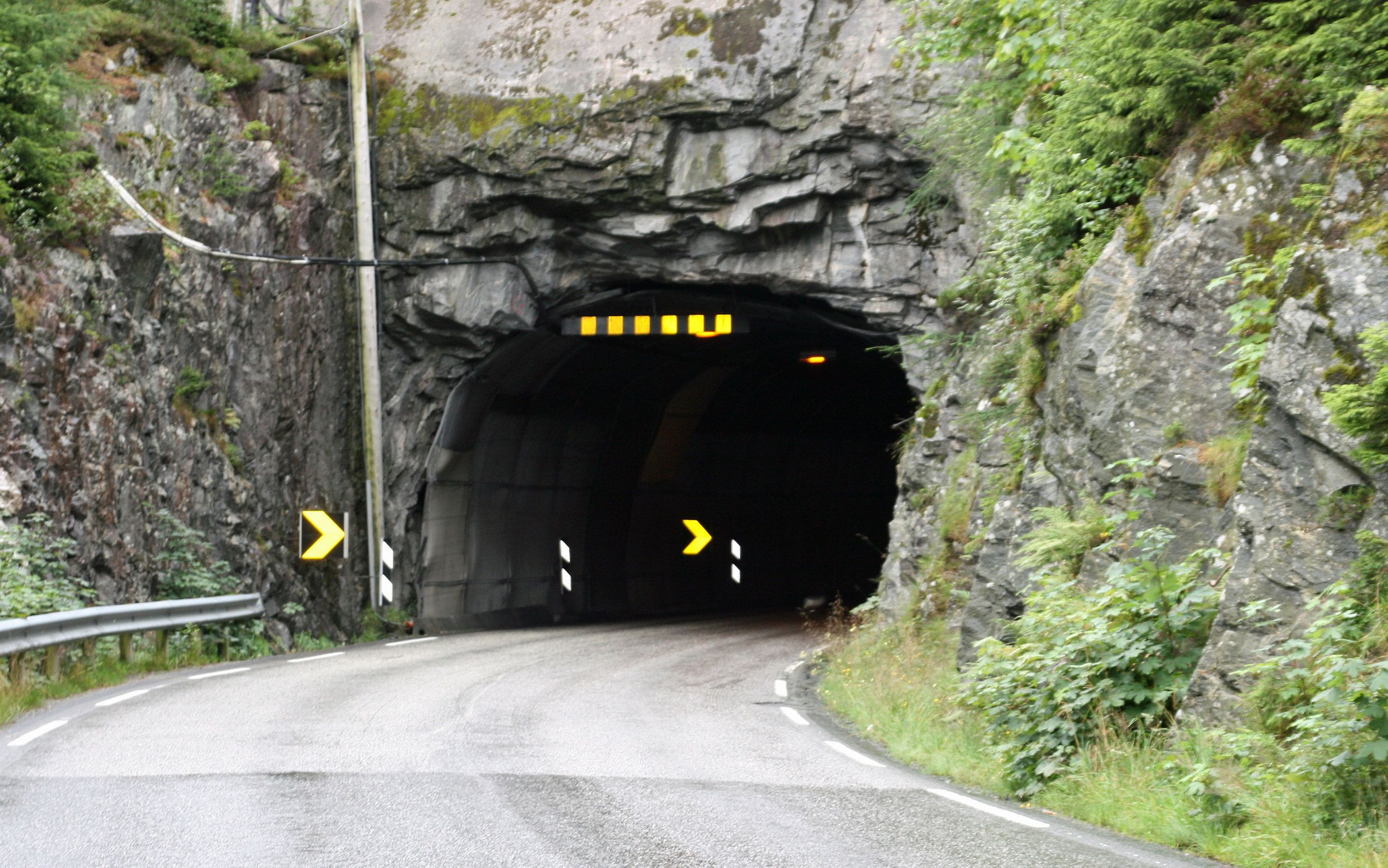 Måtte stenge tunnelen – låg knust spegel i vegbana - fjordabladet.no