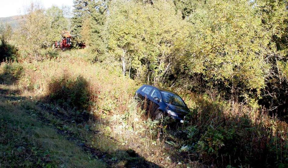 Bil havnet utenfor veien i Hommelstø - banett.no Bil havnet utenfor veien i Hommelstø - banett.no