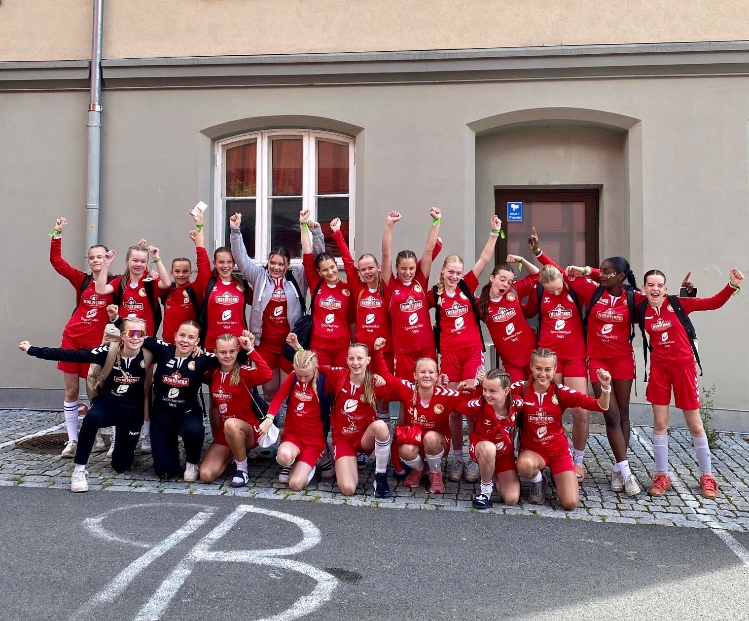 Siger og tap for jentene i Norway Cup - fjordingen.no