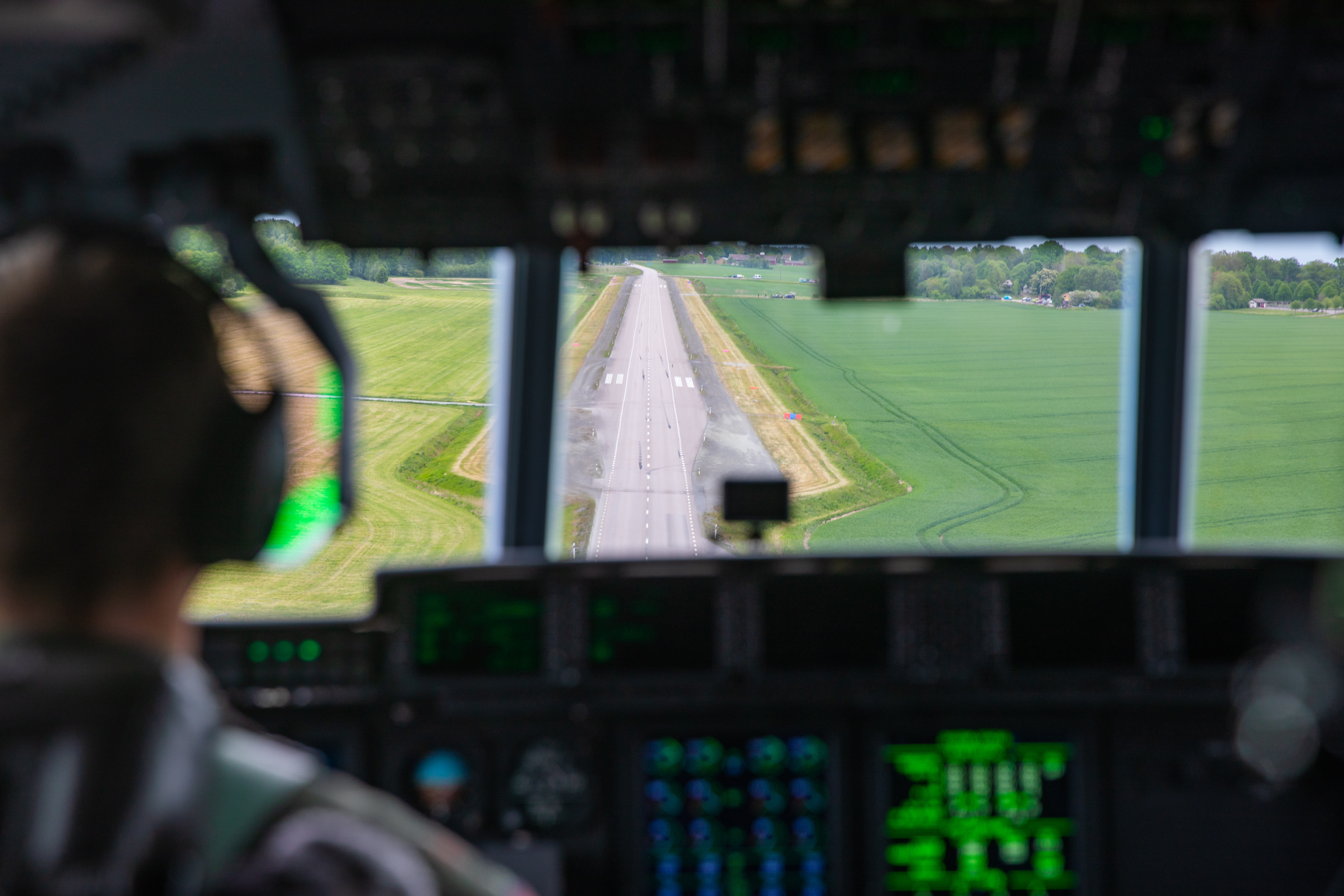 Norsk Hercules-fly landet for første gang på en vei - adressa.no